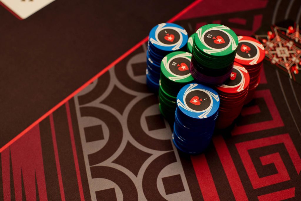 Hijack, cutoff e under the gun: le posizioni del poker spiegate ...